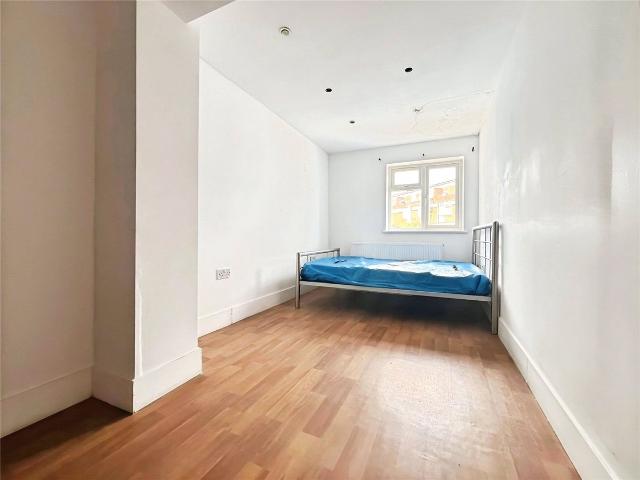 Eton Avenue, Hounslow TW5, Room to rent, £750 pcm | PrimeLocation