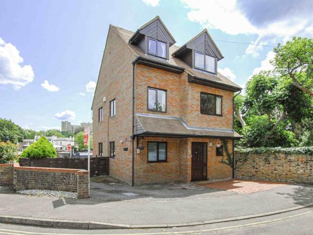 ETON, KING STABLE STREET 4 bed house to rent £3,900 pcm £900 pw