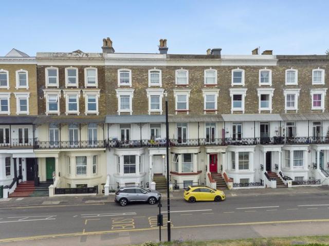 Ethelbert Crescent, Margate CT9 2 bed apartment to rent £2,495 pcm £576 pw