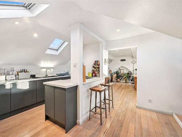 Ethelden Road, Shepherds Bush, London W12, 2 bed flat to rent, £3,000 pcm | PrimeLocation