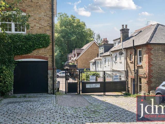 Eugenie Mews, Chislehurst, BR7 3 bed terraced house to rent £2,250 pcm £519 pw