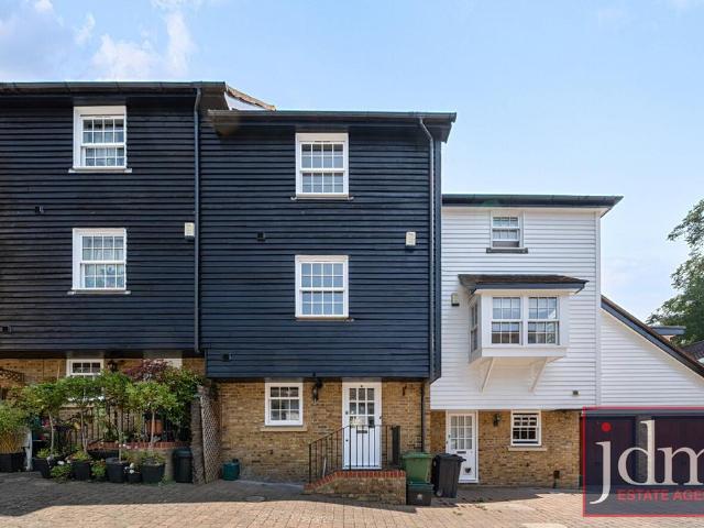 Eugenie Mews, Chislehurst, BR7 3 bed terraced house to rent £2,250 pcm £519 pw
