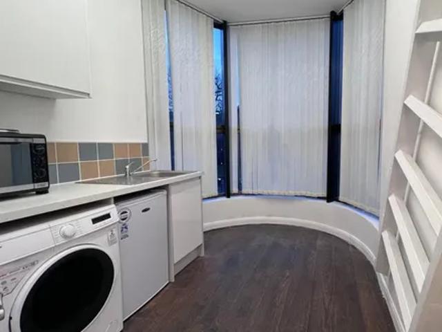 Euro Food Centre, Brownlow Road, London, N11 2DH, United Kingdom | Studio apartment for rent #136496448 | Rentberry