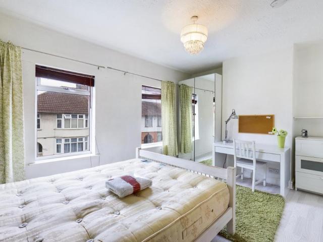 Euston Road, Northampton NN4 4 bed house to rent £2,380 pcm £549 pw