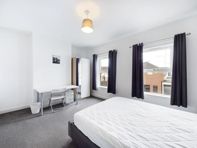Euston Road, Northampton NN4 4 bed house to rent £2,400 pcm £554 pw
