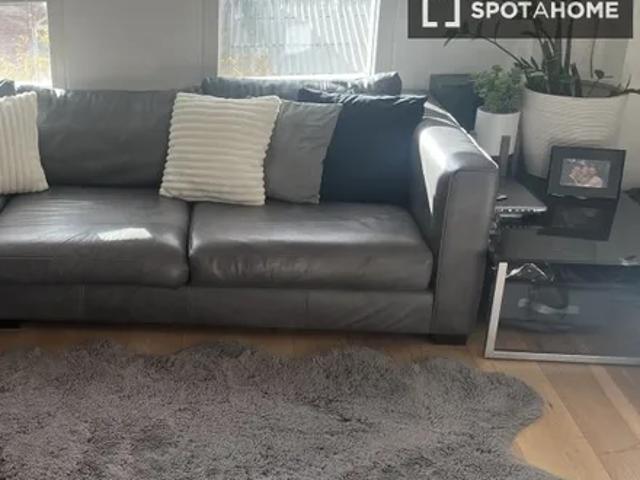 Evans Cycles, 65 Clapham High Street, London, SW4 7TG, United Kingdom | Studio apartment for rent #111049062 | Rentberry