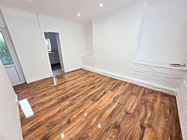 Evans Square, Pontypridd, CF37