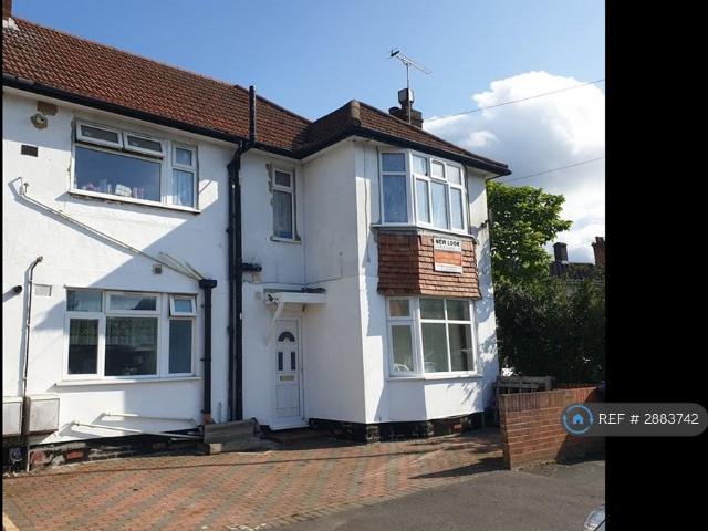 Eve Road, Woking, GU21 3 bed flat to rent £1,900 pcm £438 pw