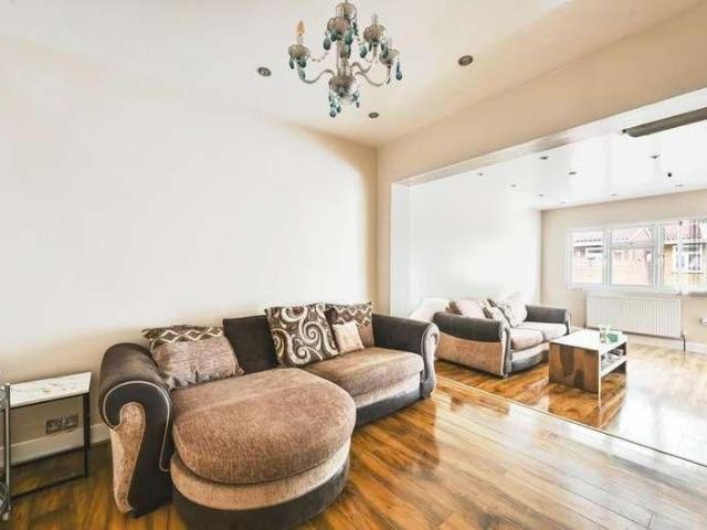 Evelyn Grove, Southall, UB1