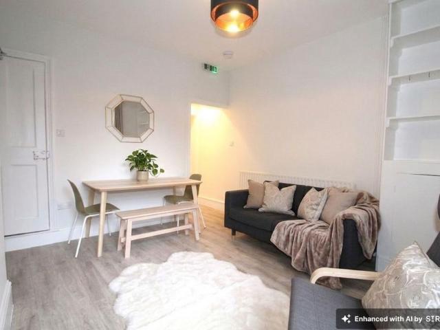 Evelyn Street, Beeston, NG9 3 bed terraced house to rent £1,304 pcm £301 pw