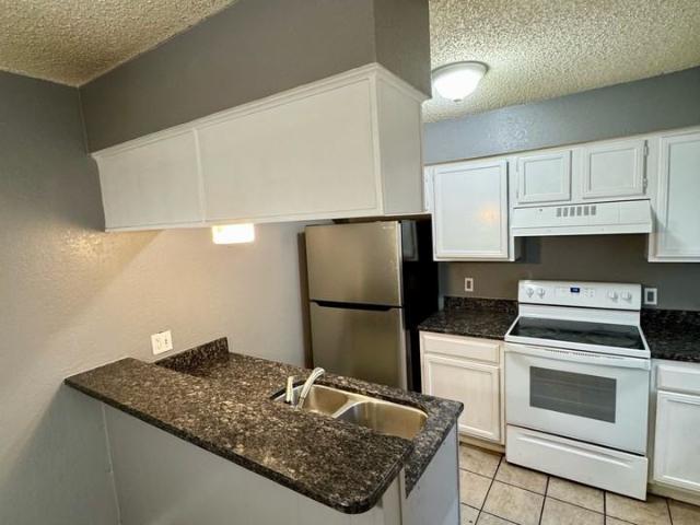 Evergreen Duplexes 2 Bedroom Apartment for Rent at 4047 Evergreen Duplexes 4001 4047 Evergreen Street, Irving, TX 75061
