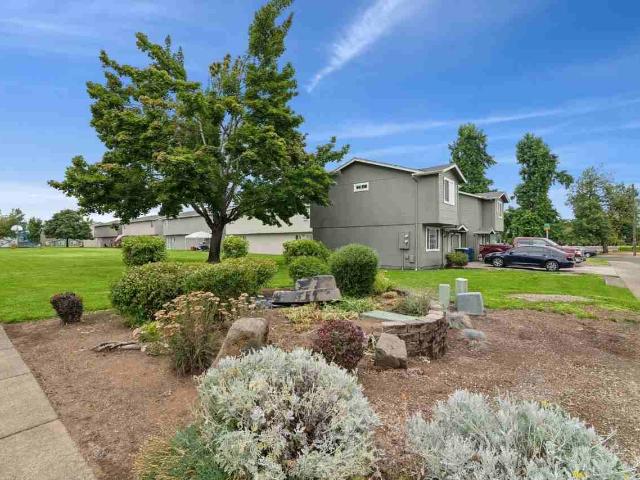 Evergreen Townhouses 3 Bedroom Apartment for Rent at 4086 B St, Springfield, OR 97478