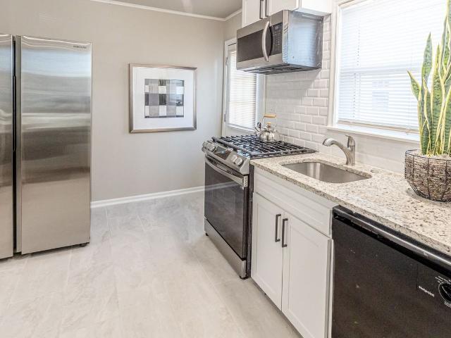 Everly Apartments on Cherry Street 2 Bedroom Apartment for Rent at 1408 S Quaker Ave, Tulsa, OK 74120