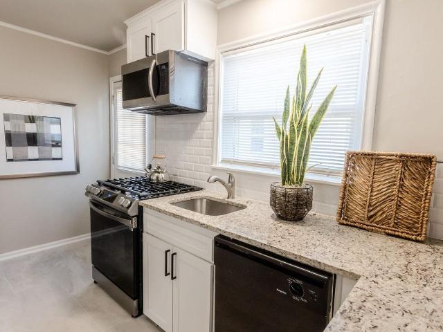 Everly Apartments on Cherry Street 2 Bedroom Apartment for Rent at 1408 S Quaker Ave, Tulsa, OK 74120
