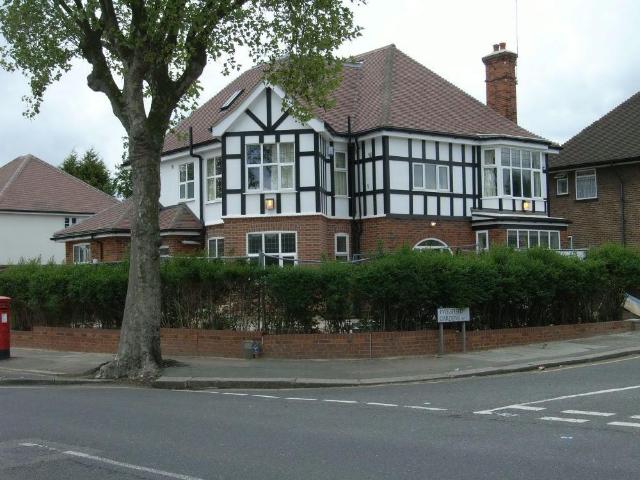 Eversfield Gardens, Mill Hill. 2 bed apartment to rent £1,850 pcm £427 pw