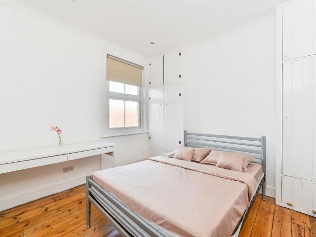 Eversleigh Road, Shaftesbury Estate. 2 bed house to rent £2,900 pcm £669 pw