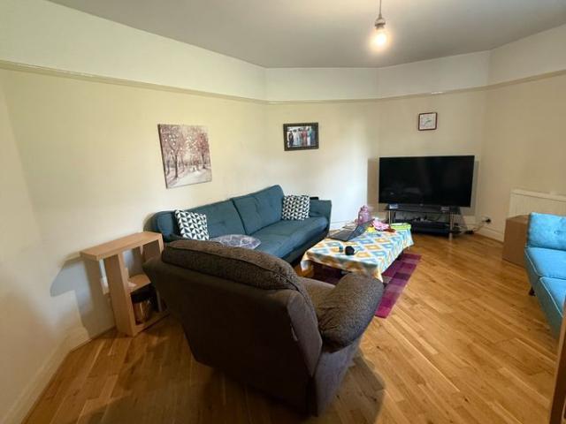 Eversley Crescent, Isleworth TW7, 1 bed flat to rent, £1,750 pcm | PrimeLocation