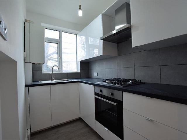 Everton Court, Honeypot Lane, Stanmore 2 bed apartment to rent £1,700 pcm £392 pw