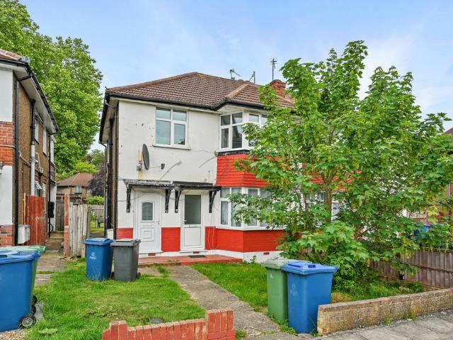 Everton Drive, Stanmore, HA7 2 bed flat to rent £1,700 pcm £392 pw