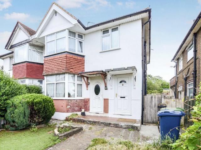 Everton Drive, Stanmore, HA7 2 bed flat to rent £1,750 pcm £404 pw