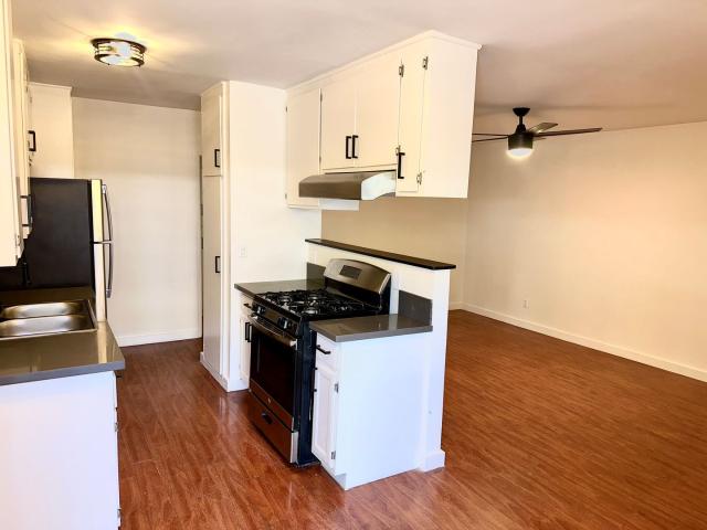 Every Sunday Open House 11am 2pm | Above York Blvd, Highland Park comfortable 1 bed unit with parking and laundry in community