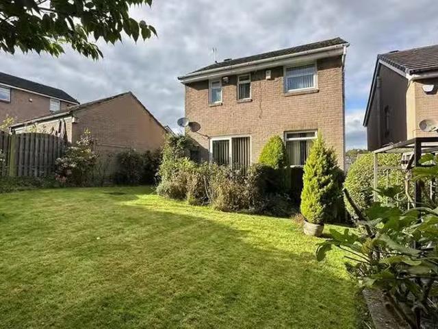 Evesham Grove, Idle, Bradford 3 bed detached house for sale.