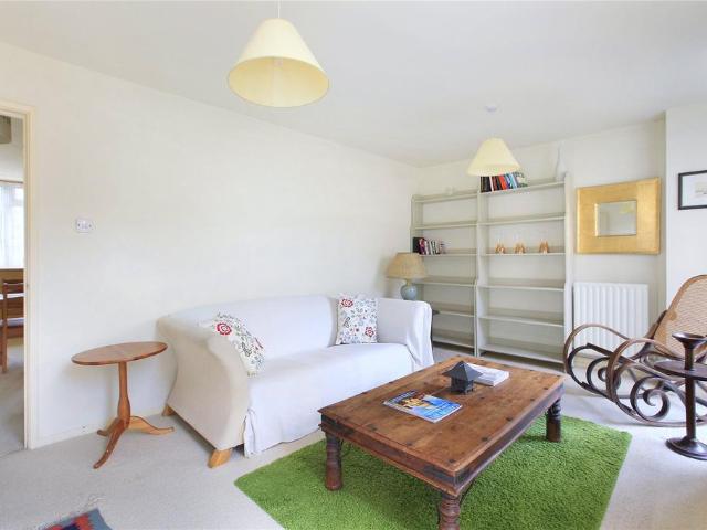Evesham Way, Battersea, London, SW11 2 bed terraced house to rent £2,750 pcm £635 pw