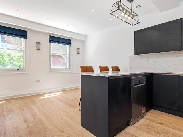 Exmouth Market, London, EC1R 3 bed apartment to rent £3,700 pcm £854 pw