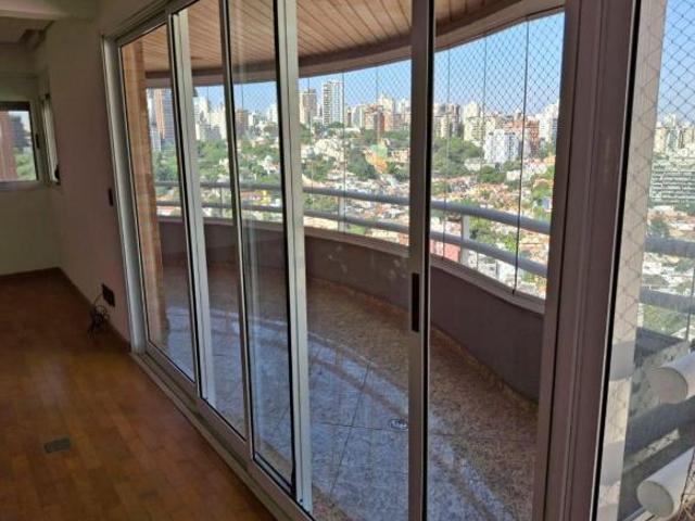 EXC. APTO LOCALIZADO NA RUA PASCOAL VITA C/ 150M², PRÓX A PÇA POR DO SOL