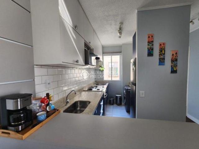 EXCELANTE APTO 2 QUARTOS SEMI MOBILIADO, COZINHA AMERICANA, COM CARAGEM ESCRITURADA
