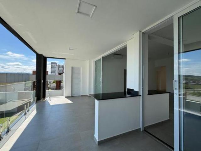EXCELÊNCIA E BOM GOSTO NESTA CASA TÉRREA DO CONDOMÍNIO MÔNACO