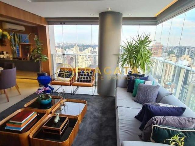 Excelente Cobertura á venda, Reformada, com 125m² 2 suítes e 2 vagas em Jardim Paulista