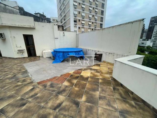 Excelente cobertura com 3 quartos, sendo 2 suítes, sala em 2 ambientes, cozinha, área de serviço e d
