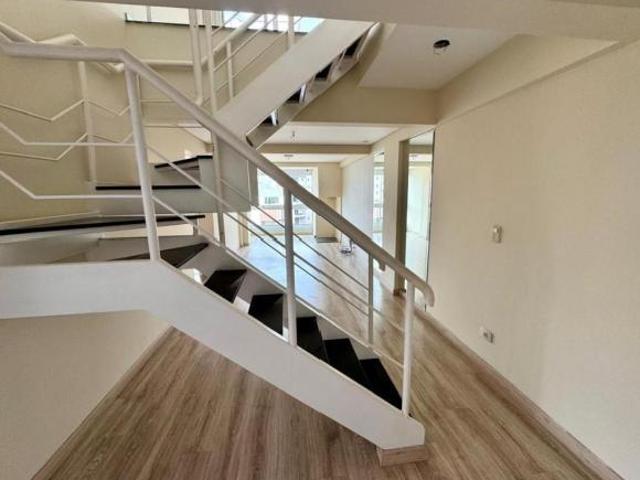 EXCELENTE COBERTURA DUPLEX COM 3 QUARTOS, SENDO 2 SUÍTES, UMA DELAS COM JACUZZI LOCALIZADA NO CORAÇÃ