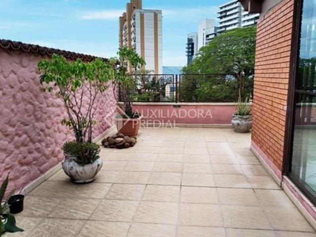 Excelente cobertura de tres dormitórios sendo uuma suíte, reformada, 240 m² de área privativa