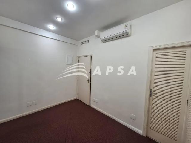 Excelente conjunto de três salas, podendo ser alugadas separadas, total de 120m², bem espaçosas e mu
