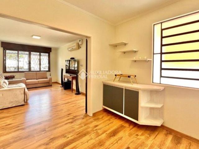 Casa a poucos metros do Parque Germânia, 3 dormitórios, suíte, 4 vagas