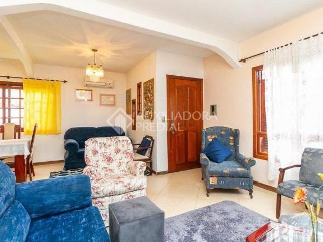 Excelente casa 03 dormitório com 06 vagas de garagem no bairro Tristeza
