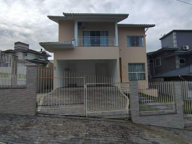 Excelente casa 03 dormitórios, piscina bairro Pedra Branca Palhoça