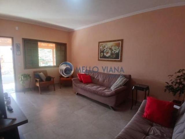 Excelente casa, 3 quartos sendo 1 suíte, varanda, vaga para7 carros,cozinha,3 banheiros, edícula com