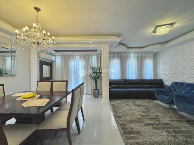 Excelente casa, Tanto para Residencial ou Comercial, terreno 10x40. 4 dormitórios sendo duas suít