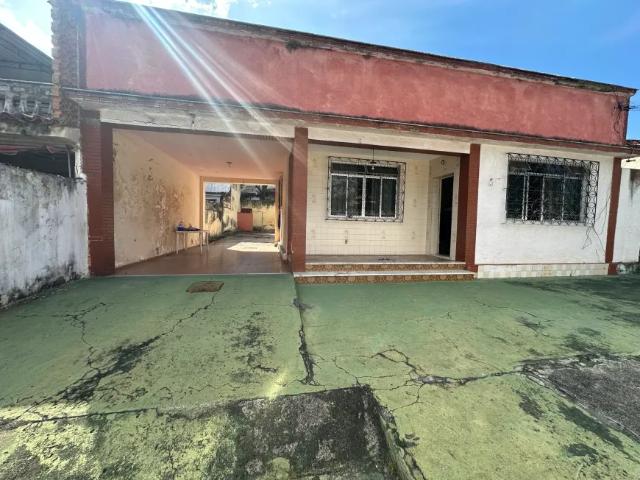 Excelente casa térrea 3 quartos, com piscina e vaga de garagem para 6 carros