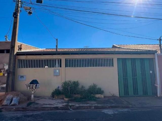 Excelente Casa Térrea com 02 Quartos e Edícula nos Fundos!