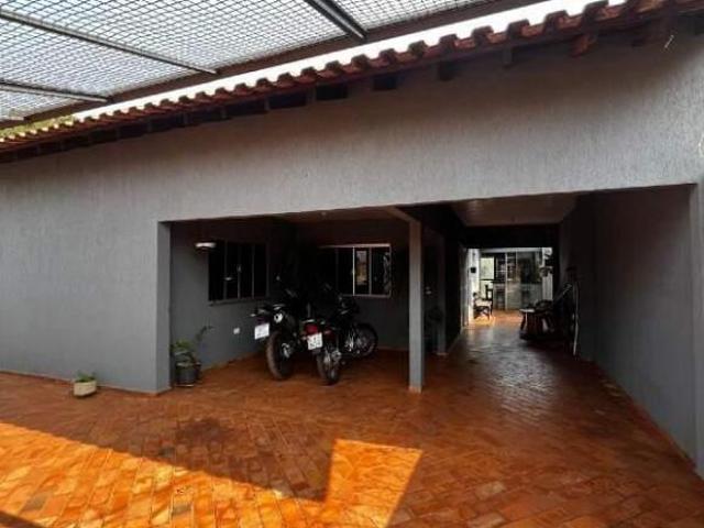 Excelente casa térrea com 03 quartos no bairro Pioneiros