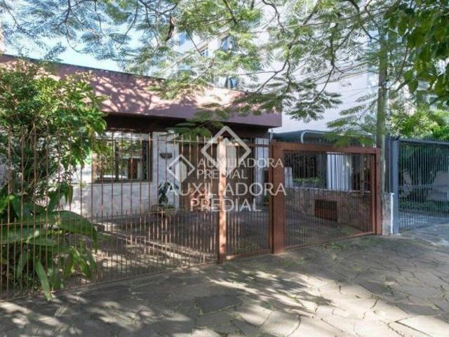 Excelente casa térrea com 3 quartos, no coração do bairro Petrópolis!