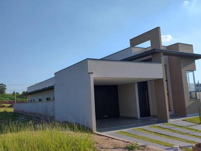 Excelente casa térrea à venda,Condomínio fechado Villagio Azzure