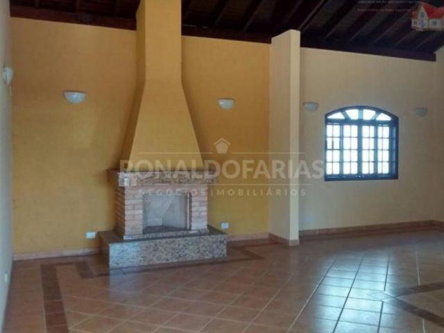 Excelente casa térrea a venda no condomínio com 4 dormitórios e 2 suítes