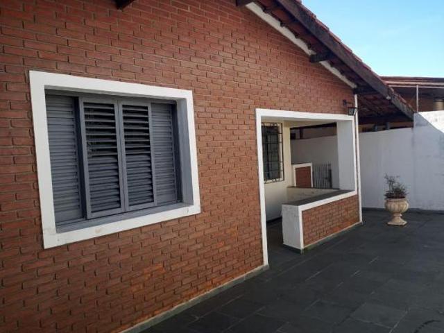 Excelente casa térrea de esquina com 4 vagas de garagem