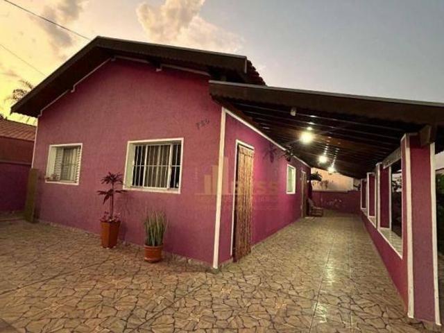 Excelente Casa térrea toda avarandada com 4 dormitórios, quintal com churrasqueira e piscina