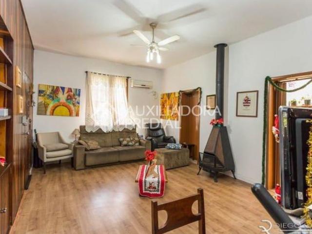 EXCELENTE CASA TÉRREACOM PÁTIO E JARDIM